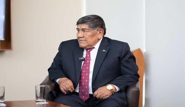 Ministro Rómulo Mucho apunta a que permisos para minería no demoren más ...