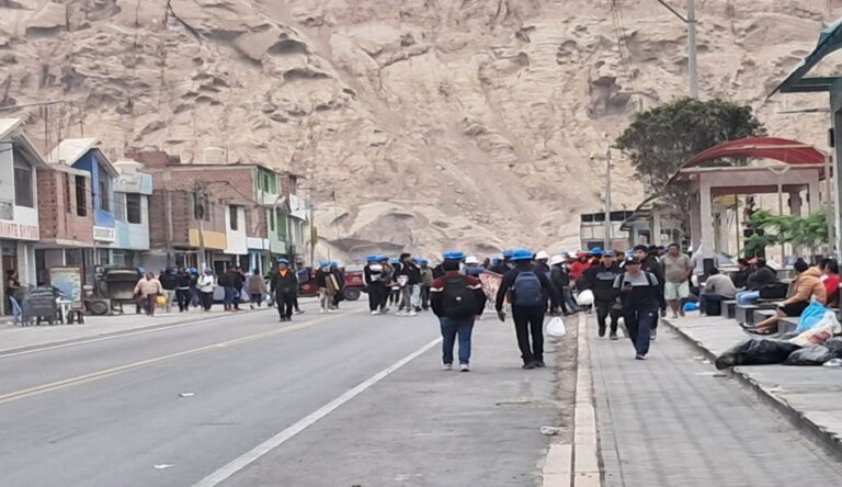 Arequipa: bloqueo en Ocoña persiste por protestas de mineros informales